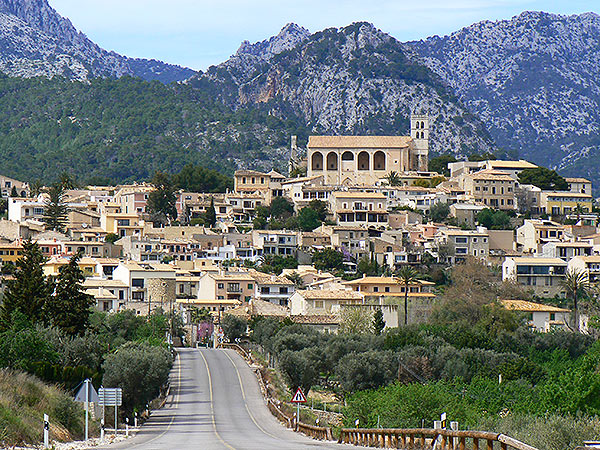 Campanet, Campanet can be found in the foothills of the Sierra de ...